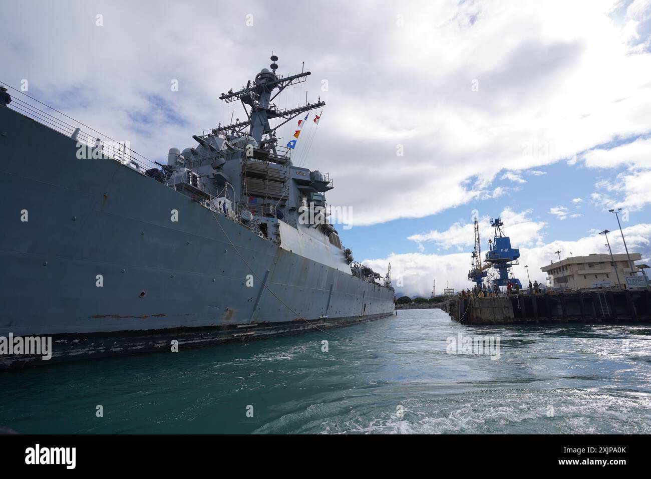 The Arleigh burke-class guided-missile destroyer USS Hopper (DDG 70 ...