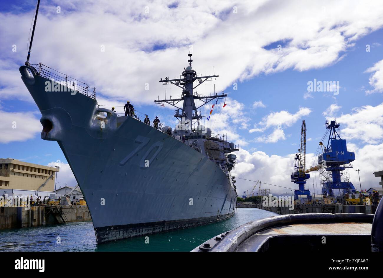 The Arleigh burke-class guided-missile destroyer USS Hopper (DDG 70 ...
