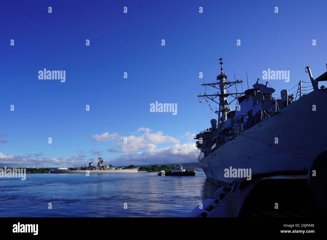 The Arleigh burke-class guided-missile destroyer USS Hopper (DDG 70 ...
