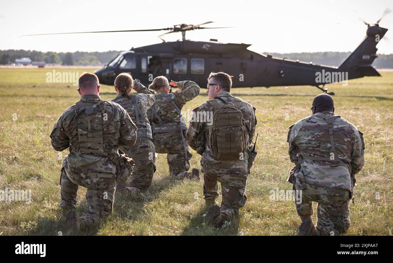 Iowa Army National Guard Soldiers assigned to the 1st Battalion, 168th ...