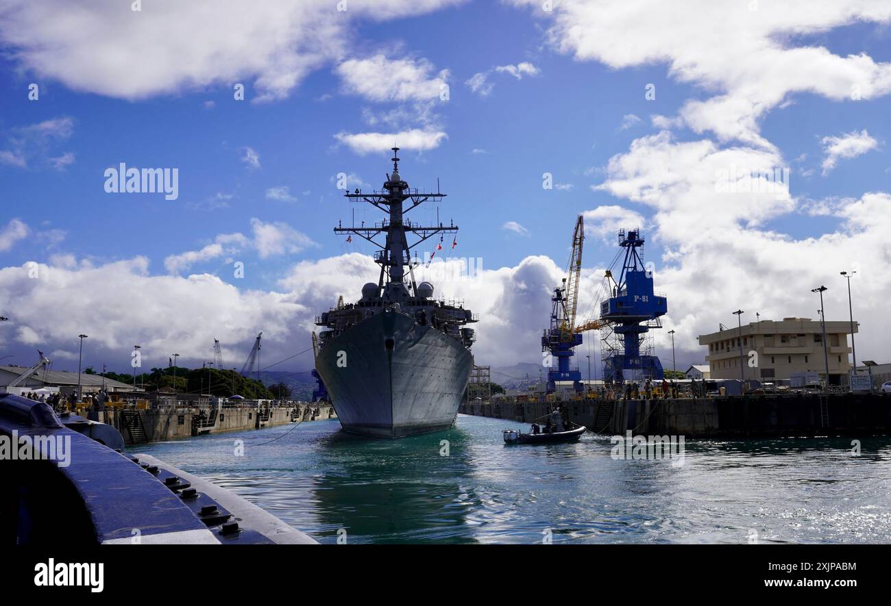 The Arleigh burke-class guided-missile destroyer USS Hopper (DDG 70 ...