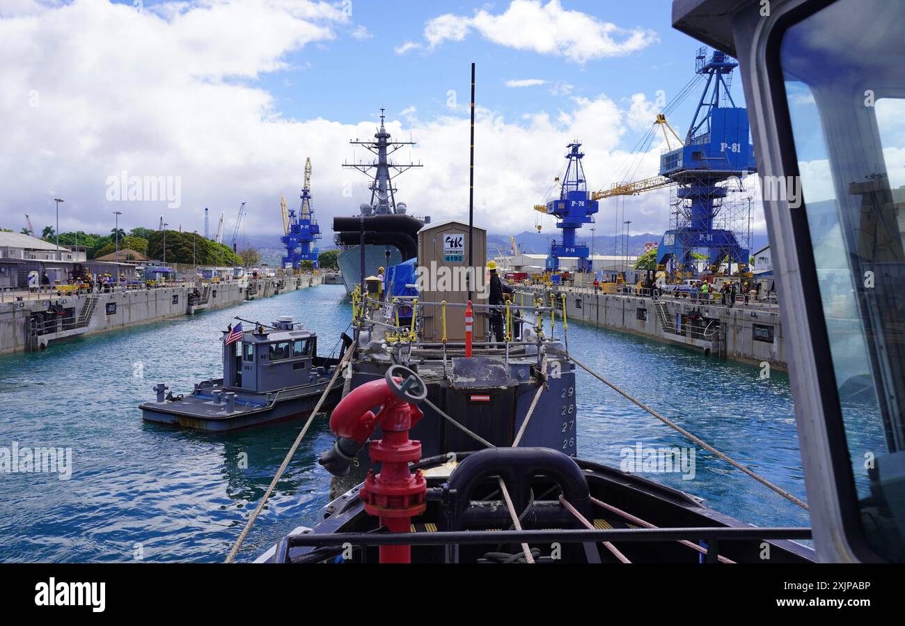 ASD Kaimana Hila tugboat guides a caisson into Dry Dock 4 Pearl Harbor ...