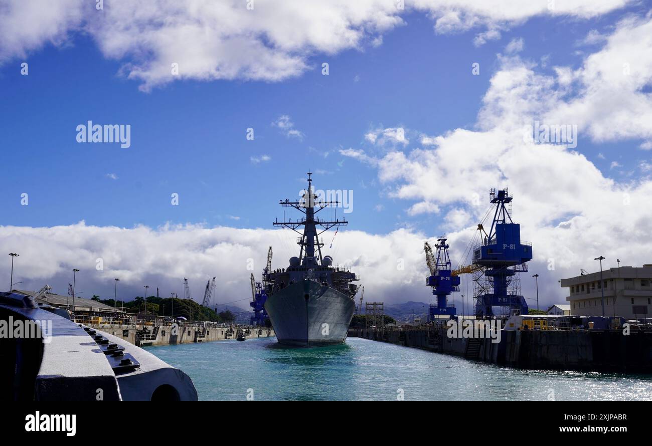 The Arleigh burke-class guided-missile destroyer USS Hopper (DDG 70 ...