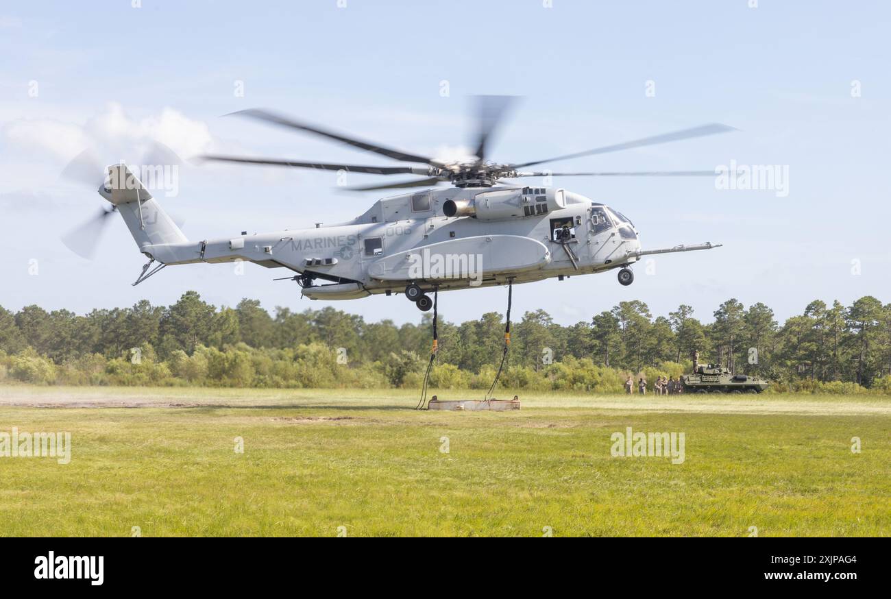 U.S. Marines with Marine Heavy Helicopter Squadron 461, Marine Aircraft ...