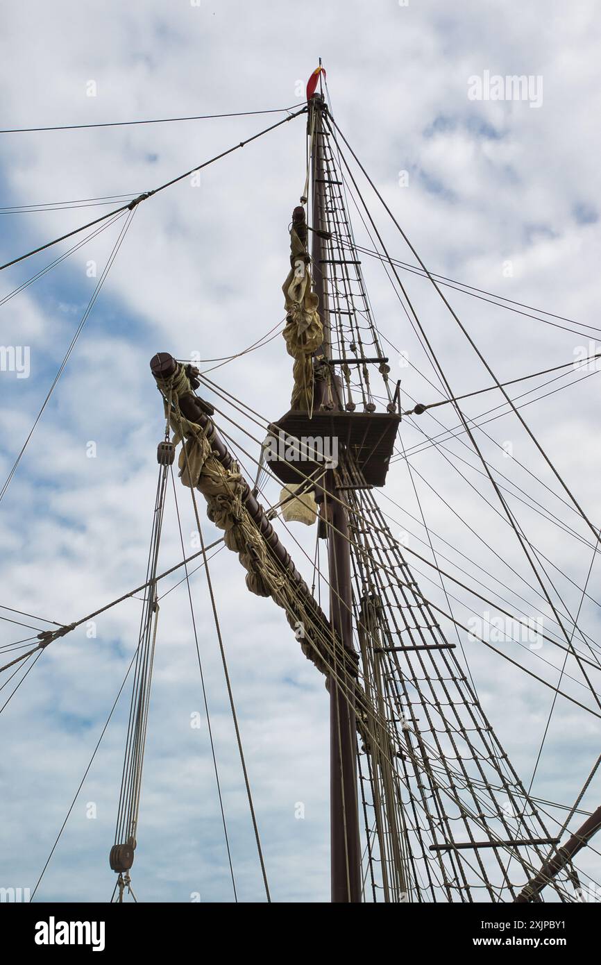 Vintage yacht wooden mast view hi-res stock photography and images - Alamy