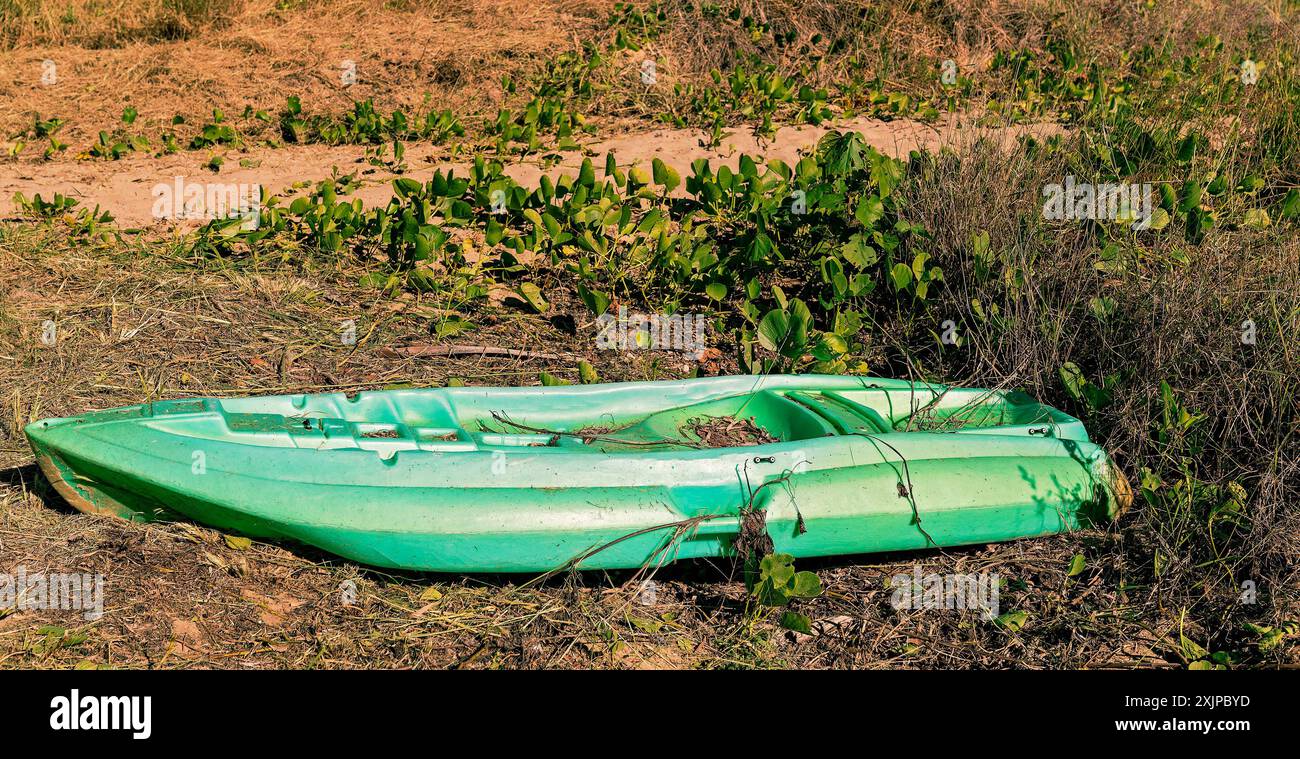 Kayak abandoned on the beach Stock Photo - Alamy