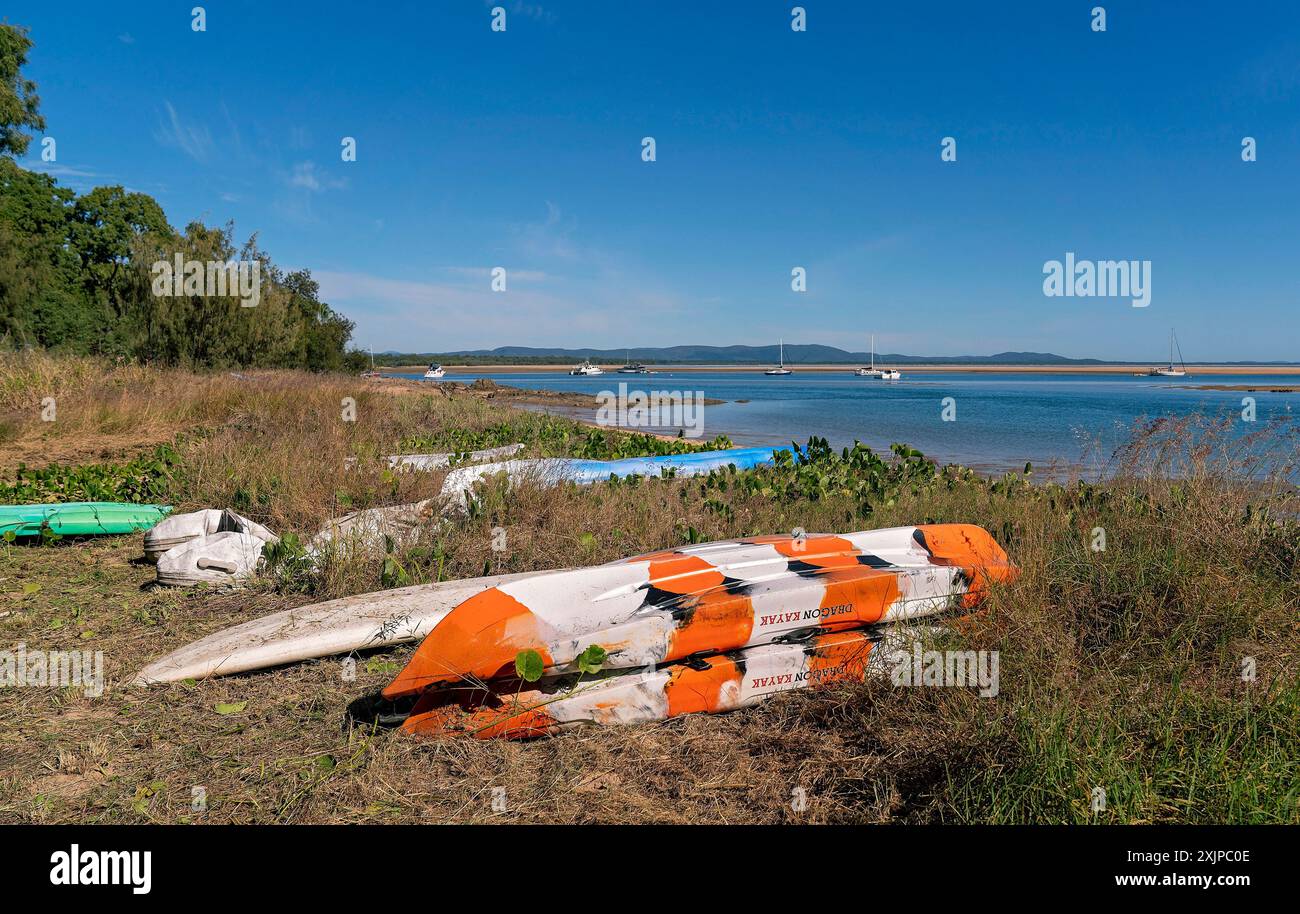 Kayak abandoned on the beach Stock Photo - Alamy