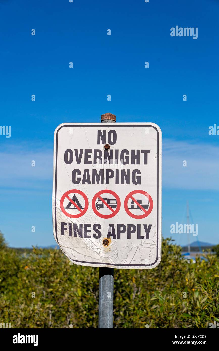 Signage warning of no camping overnight and fines apply Stock Photo - Alamy
