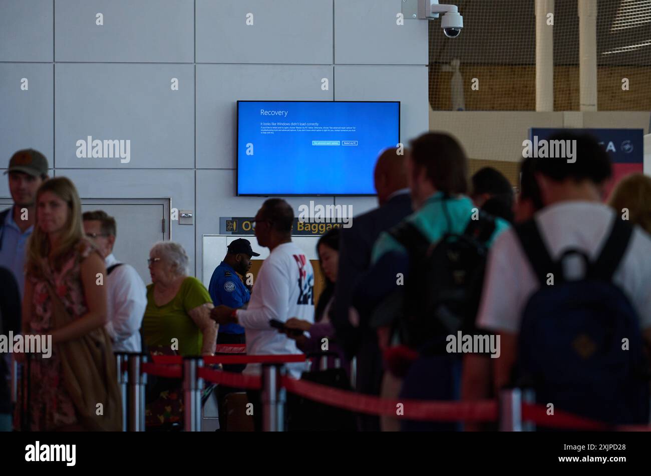 Crowdstrike blue screen hi-res stock photography and images - Alamy