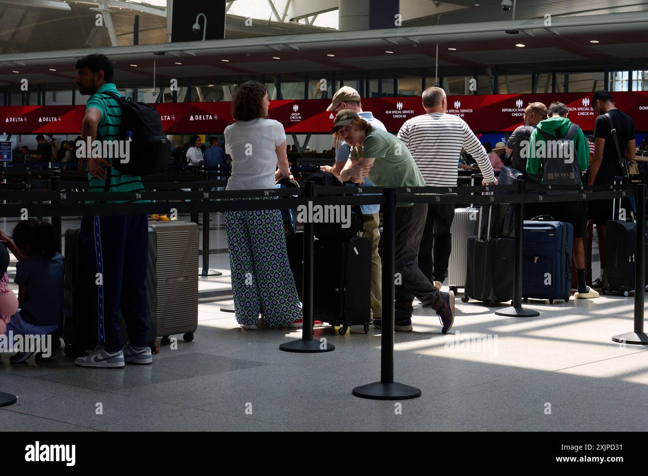 Crowdstrike airport crowd hi-res stock photography and images - Alamy