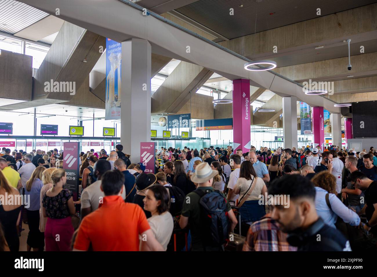 Crowdstrike airport crowd hi-res stock photography and images - Alamy