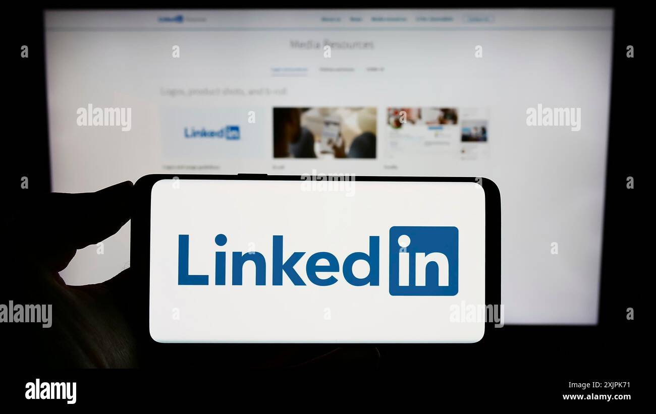 Phone linkedin logo on screen hi-res stock photography and images - Alamy