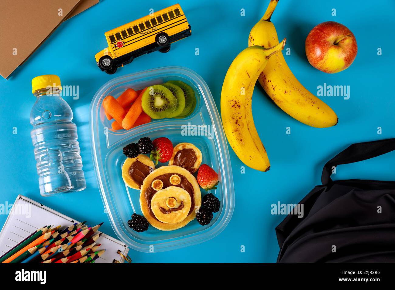 School children eating packed lunch hi-res stock photography and images ...