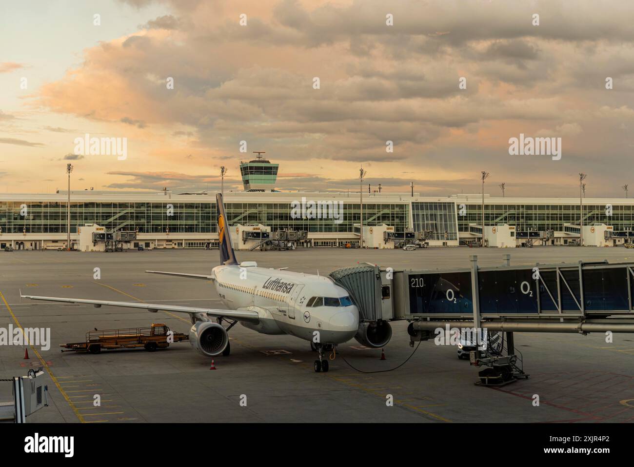 International airport of Munich Terminal 2 MUC Stock Photo - Alamy