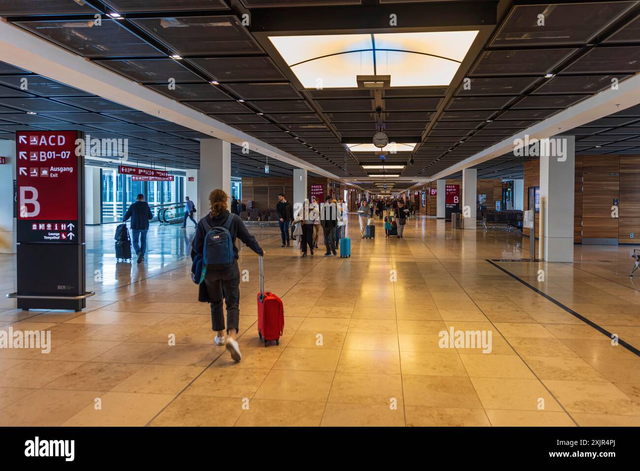 People travel arrival hall hi-res stock photography and images - Alamy