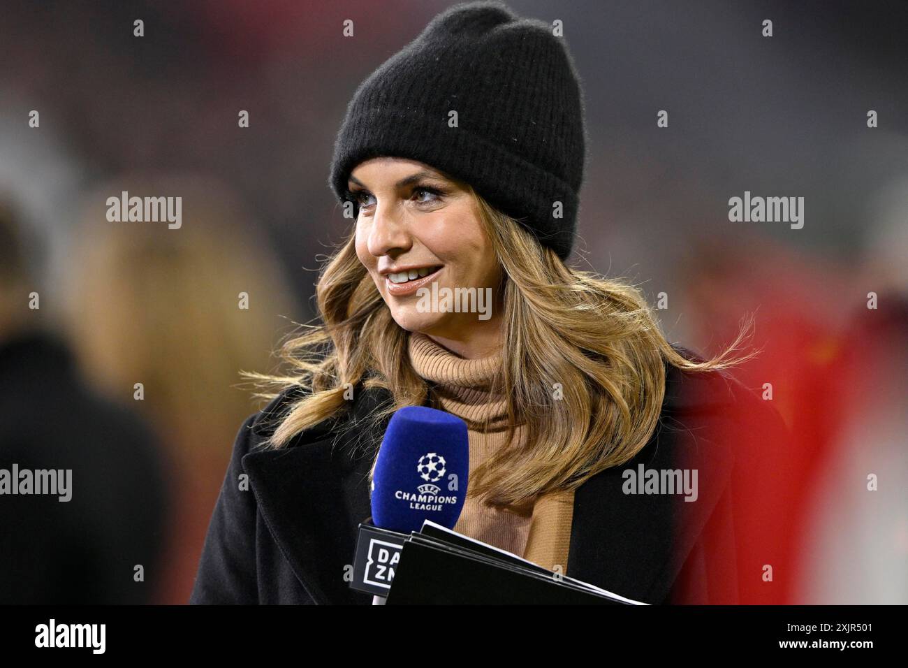 Sports presenter, presenter Laura Wontorra, portrait, cap, with ...