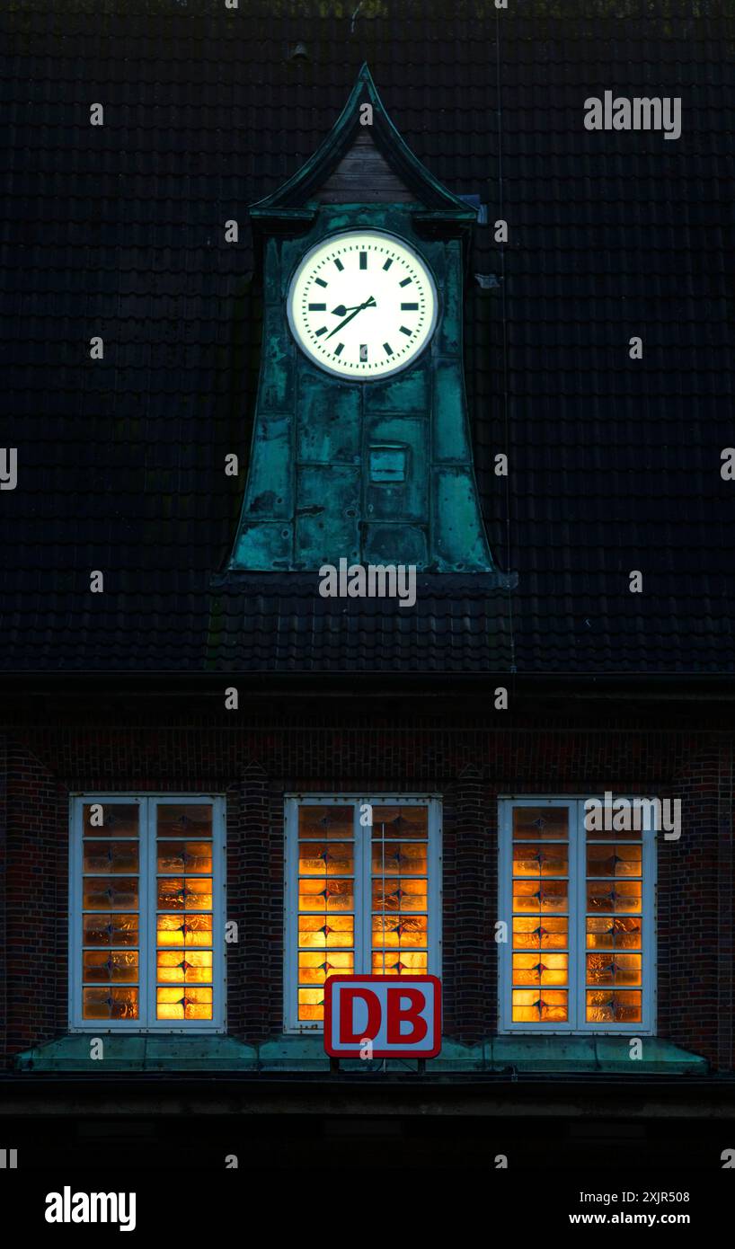 Clock, DB Deutsche Bahn logo, windows light up from inside, atmospheric ...