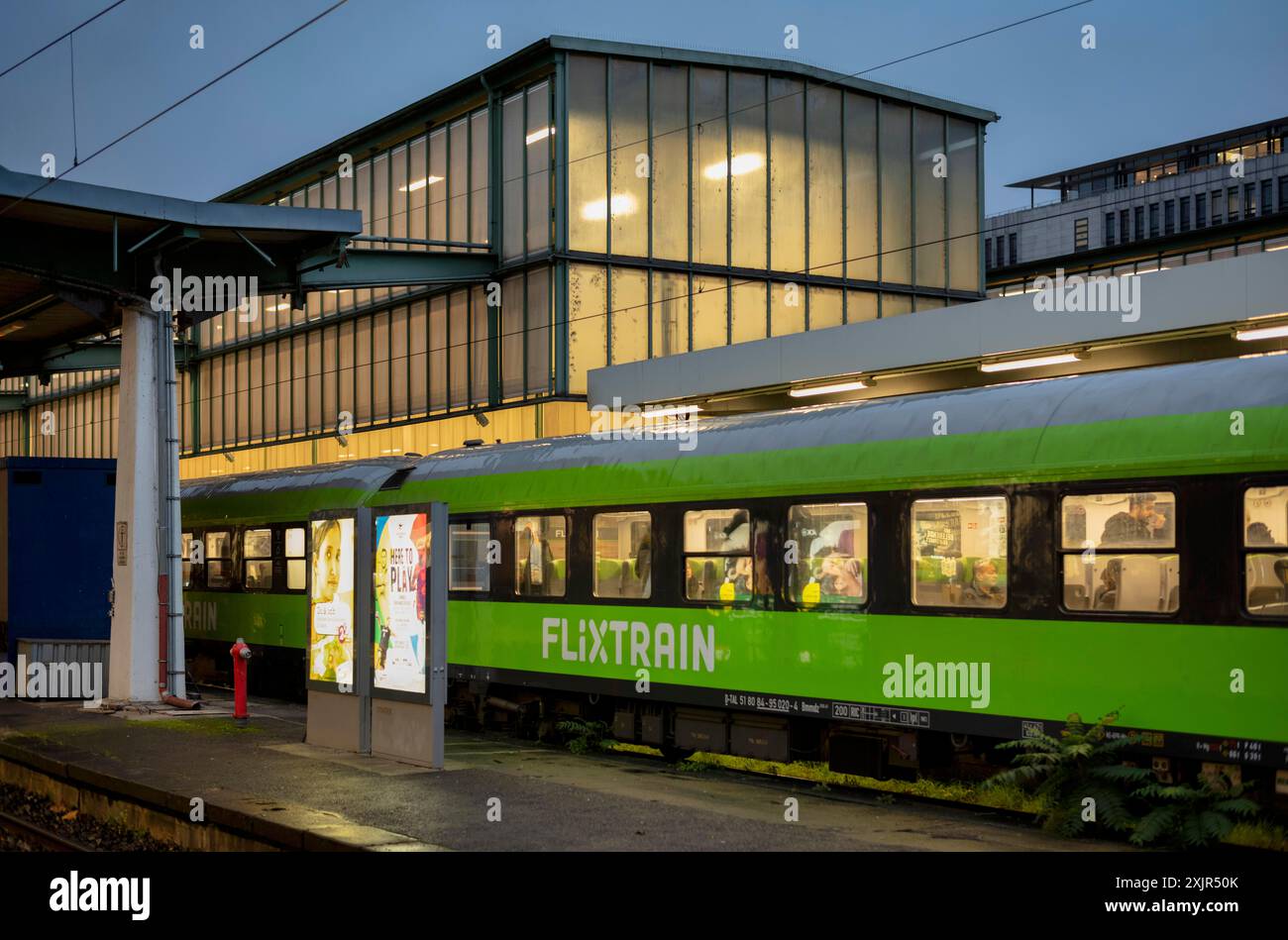 Flixtrain, logo, waiting on platform, track, main station, Stuttgart ...