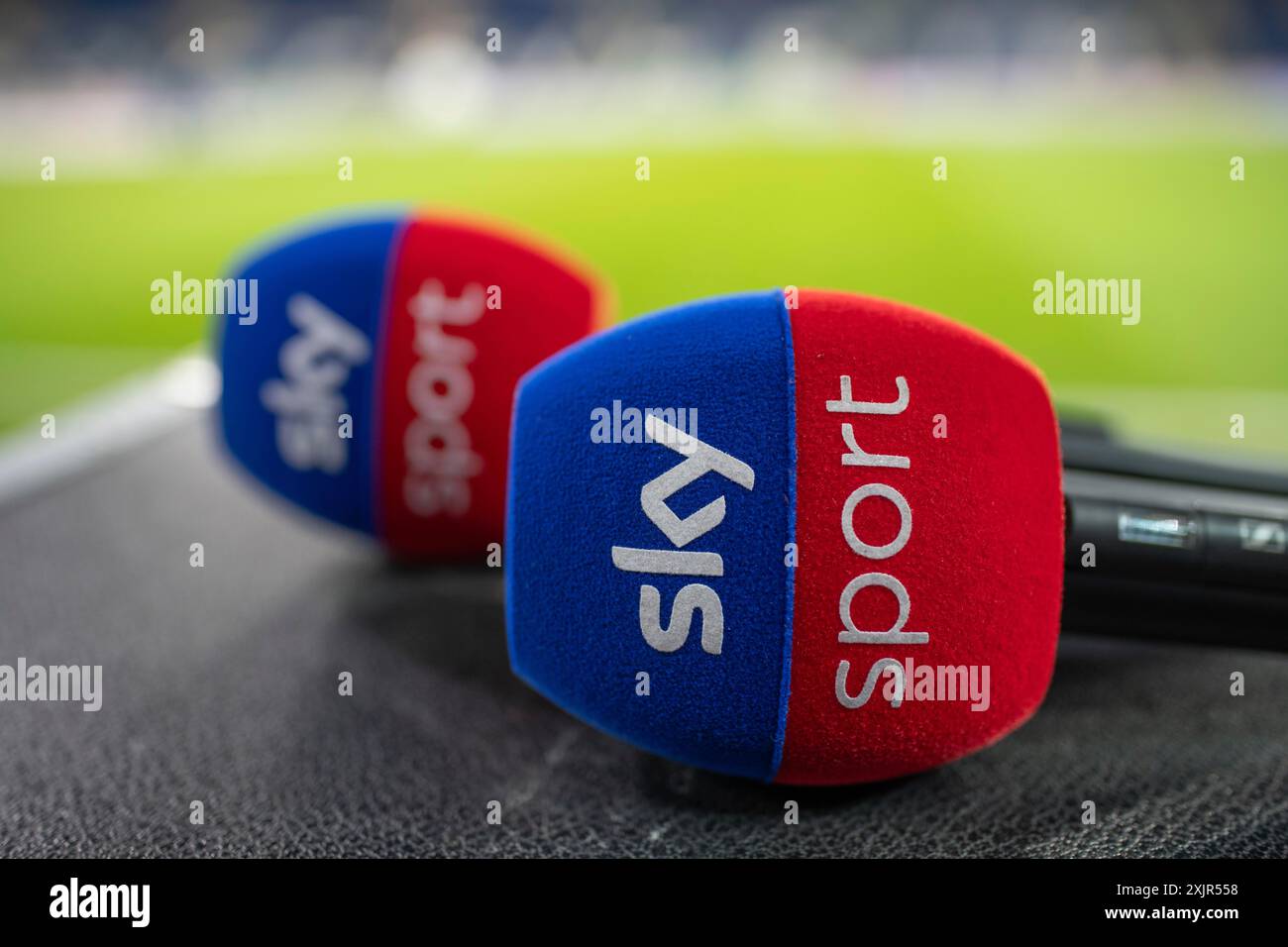 Microphone logo hi-res stock photography and images - Alamy