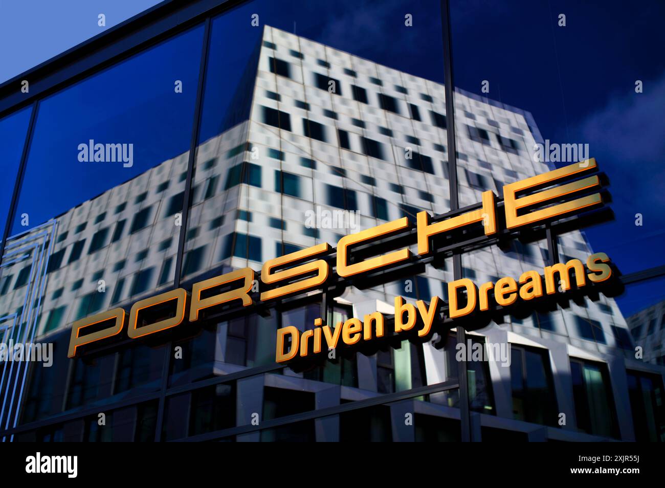 Porsche Brandstore DRIVEN BY DREAMS, shop, logo, lettering, mirroring, Dorotheen Quartier, DOQU ...