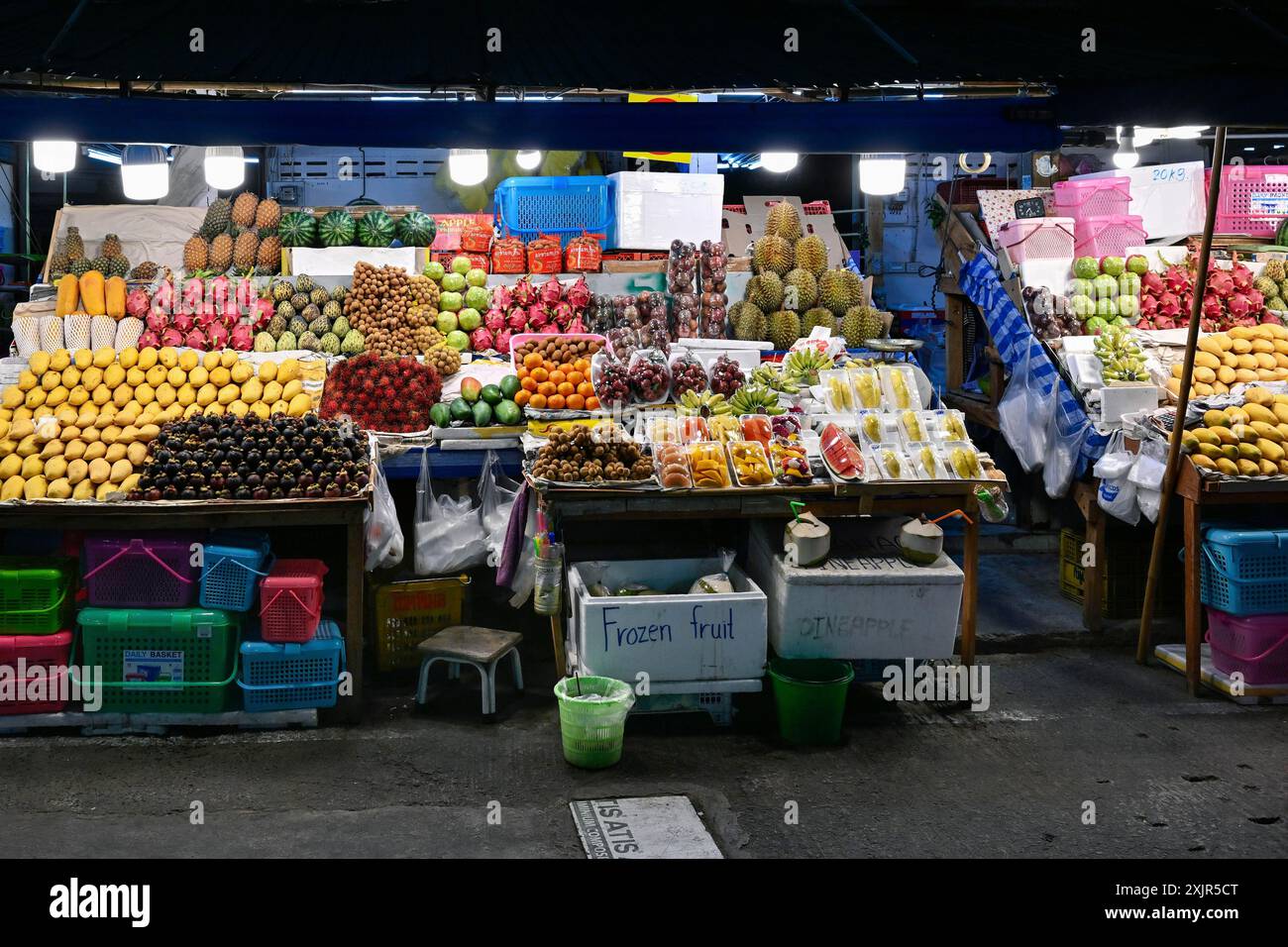 Fruit shelf hi-res stock photography and images - Alamy