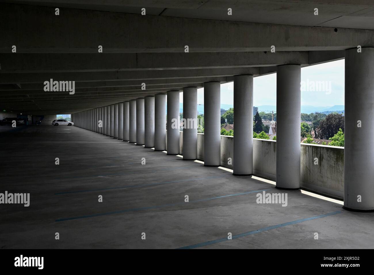 Column free spaces hi-res stock photography and images - Alamy