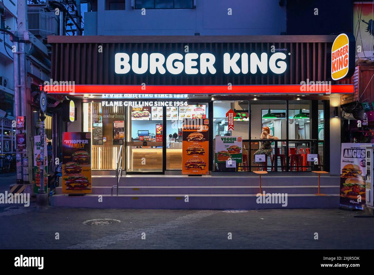 Burger king outdoor logo sign hi-res stock photography and images - Alamy