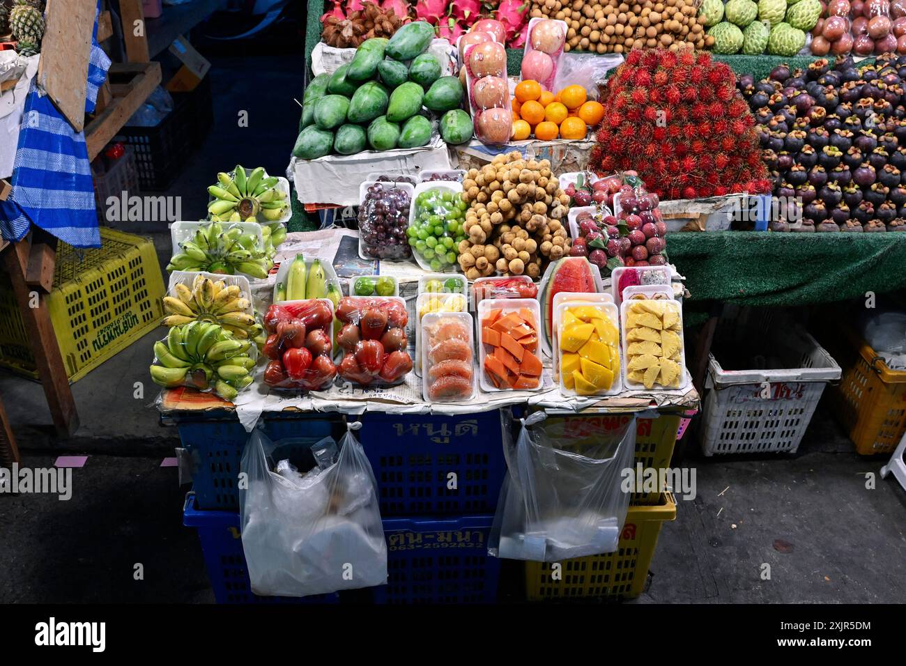 Fruit shelf hi-res stock photography and images - Alamy