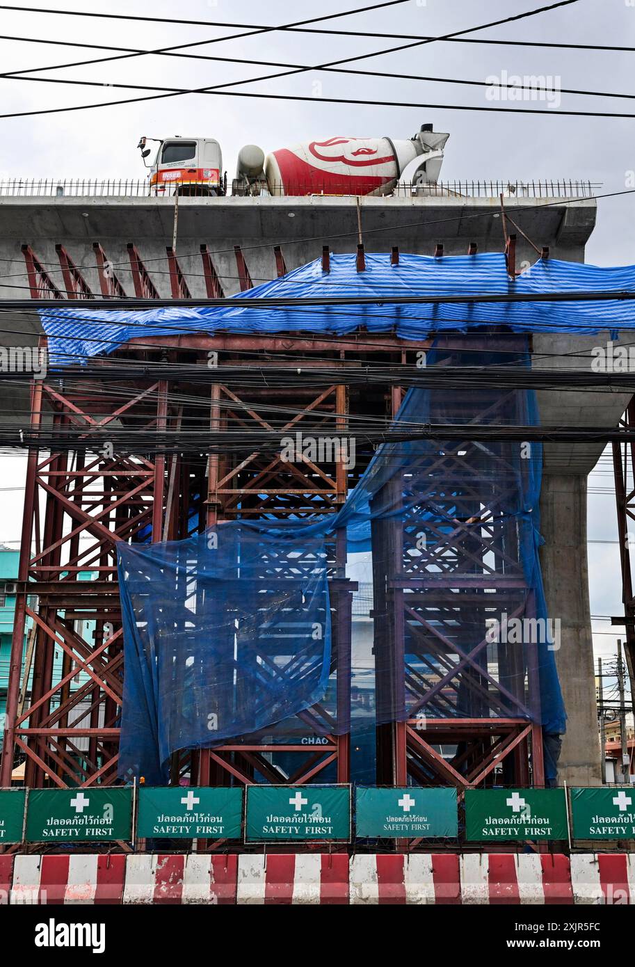 Road construction lorry concrete hi-res stock photography and images ...