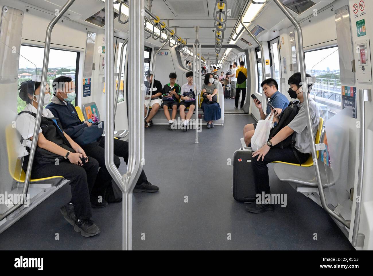 Skytrain MRT passengers Stock Photo - Alamy