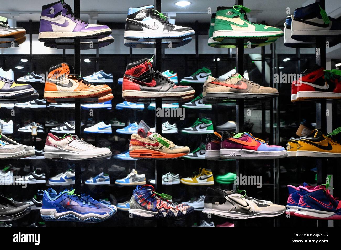 Shelf of shoes hi-res stock photography and images - Alamy