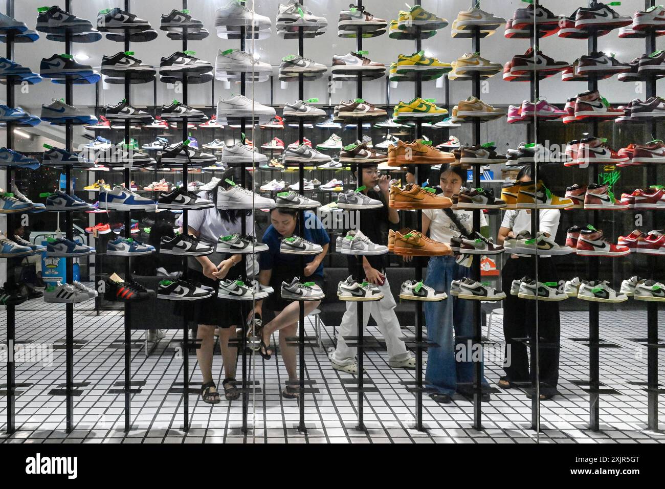 Nike shop window hi-res stock photography and images - Alamy