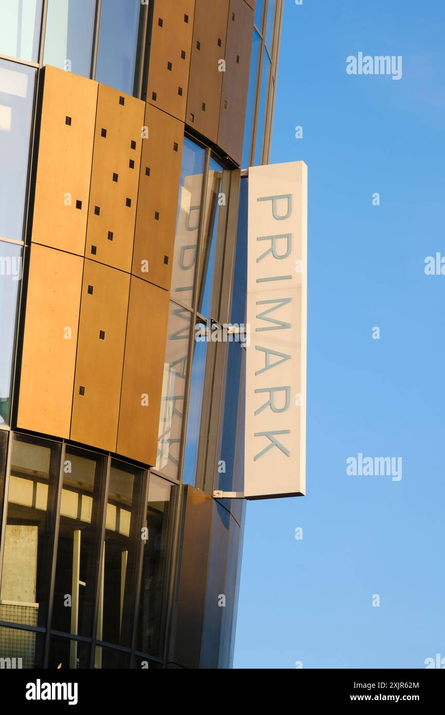 Primark, clothing shop, discounter, facade with sign and logo ...