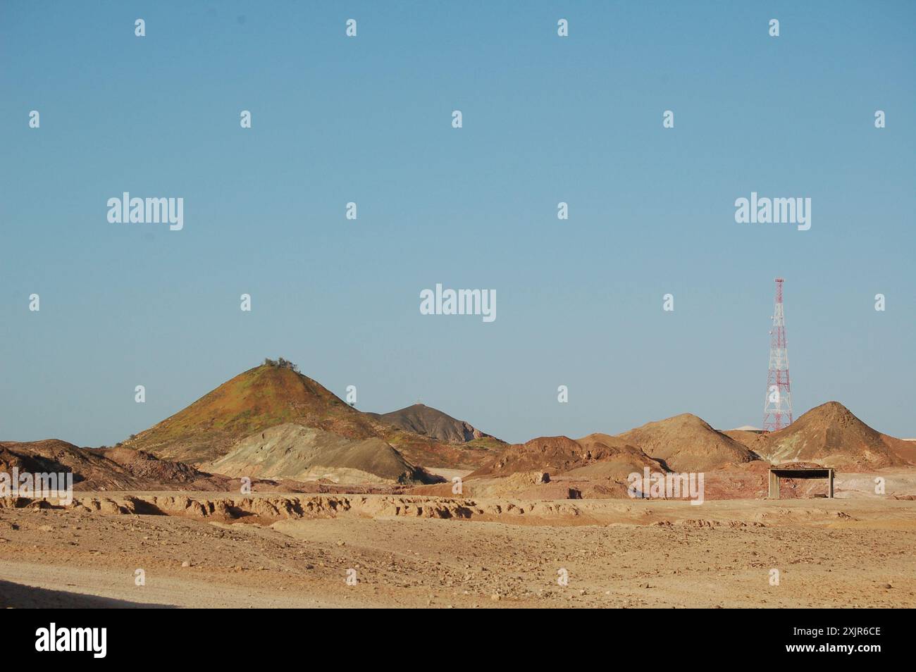 The Jebel Wahid mountains that form the centre of the salt dome on Sir ...