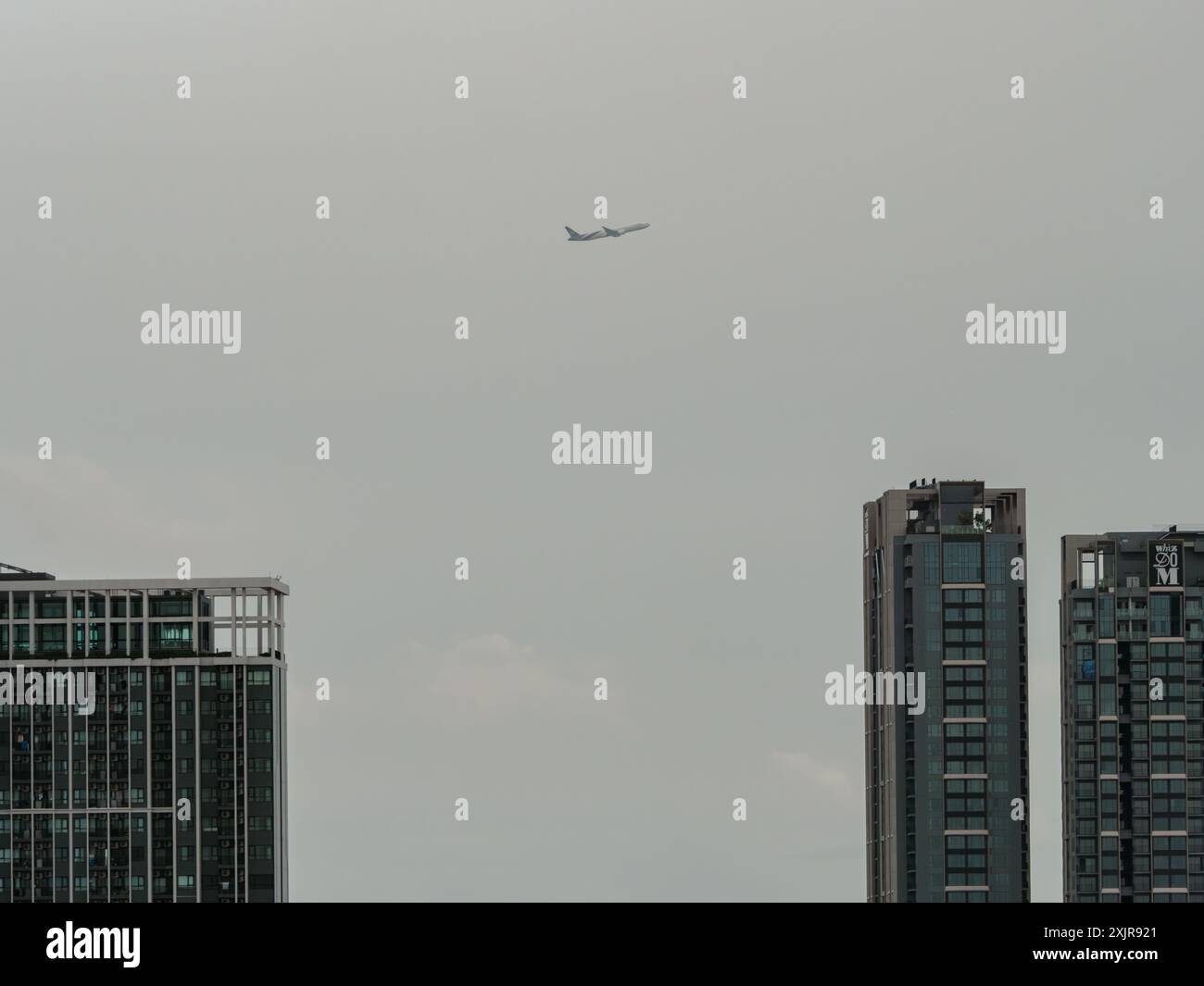 Airplane flying over skyscrapers hi-res stock photography and images ...