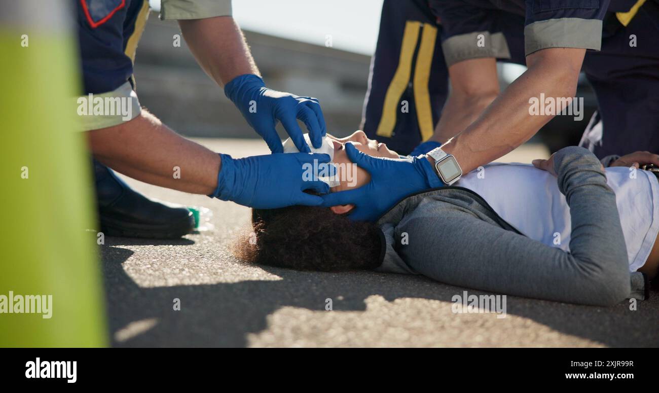 Paramedic helping car crash victim hi-res stock photography and images ...