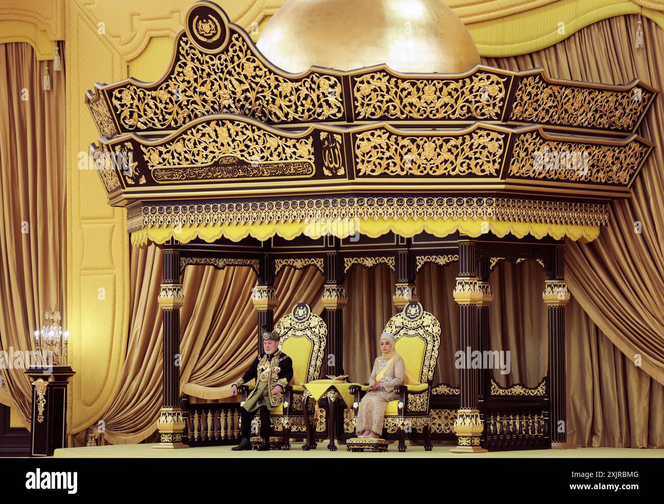 The 17th King of Malaysia, Sultan Ibrahim Iskandar, left, and Queen ...