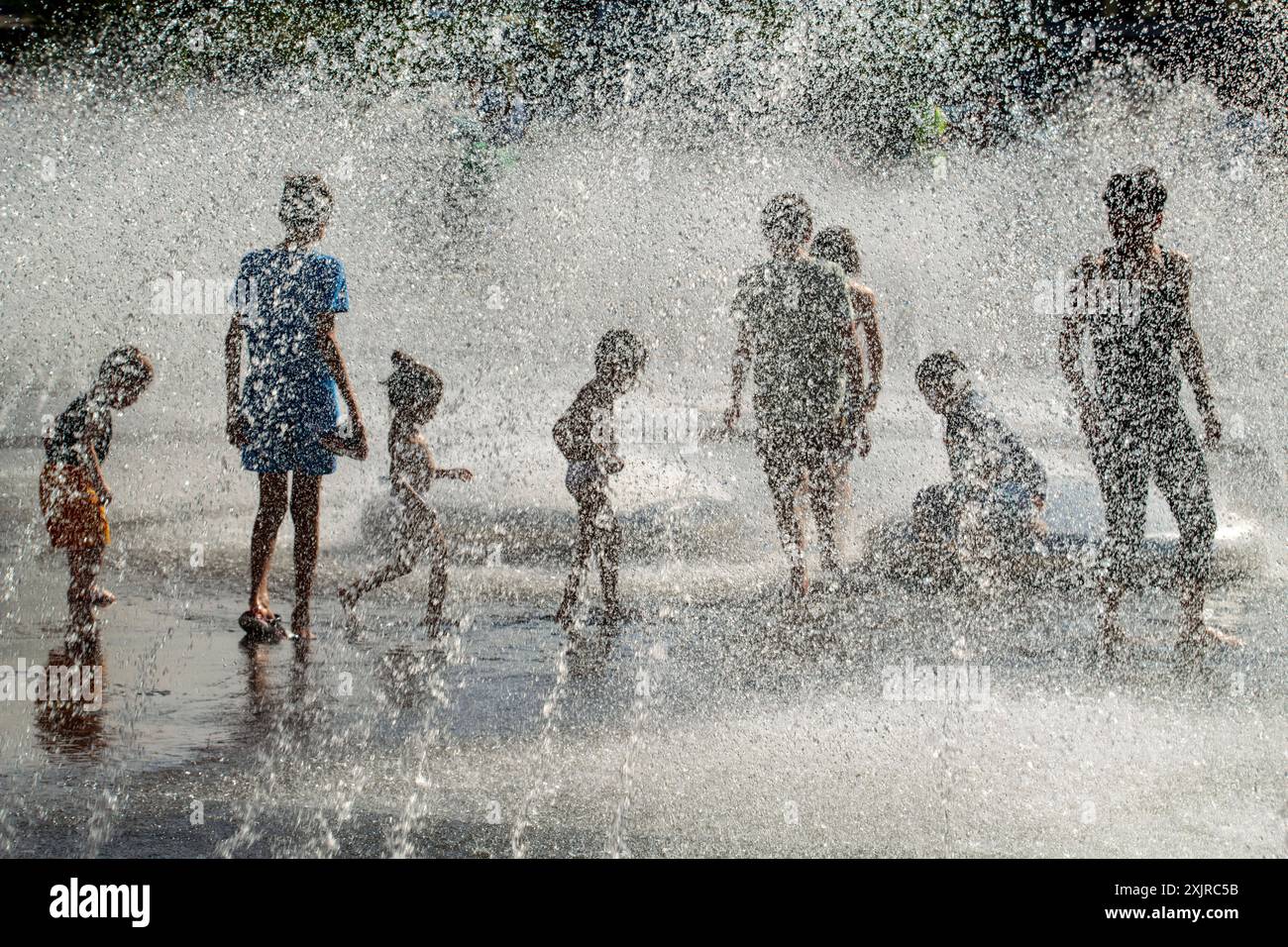 Hitzewelle, Kinder und Jugendliche kühlen sich in den Wasserfontänen des Stachusbrunnens ab ...