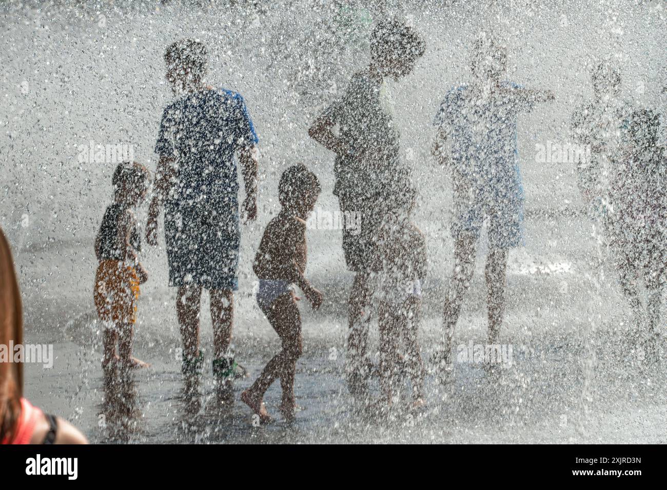 Hitzewelle, Kinder und Jugendliche kühlen sich in den Wasserfontänen des Stachusbrunnens ab ...