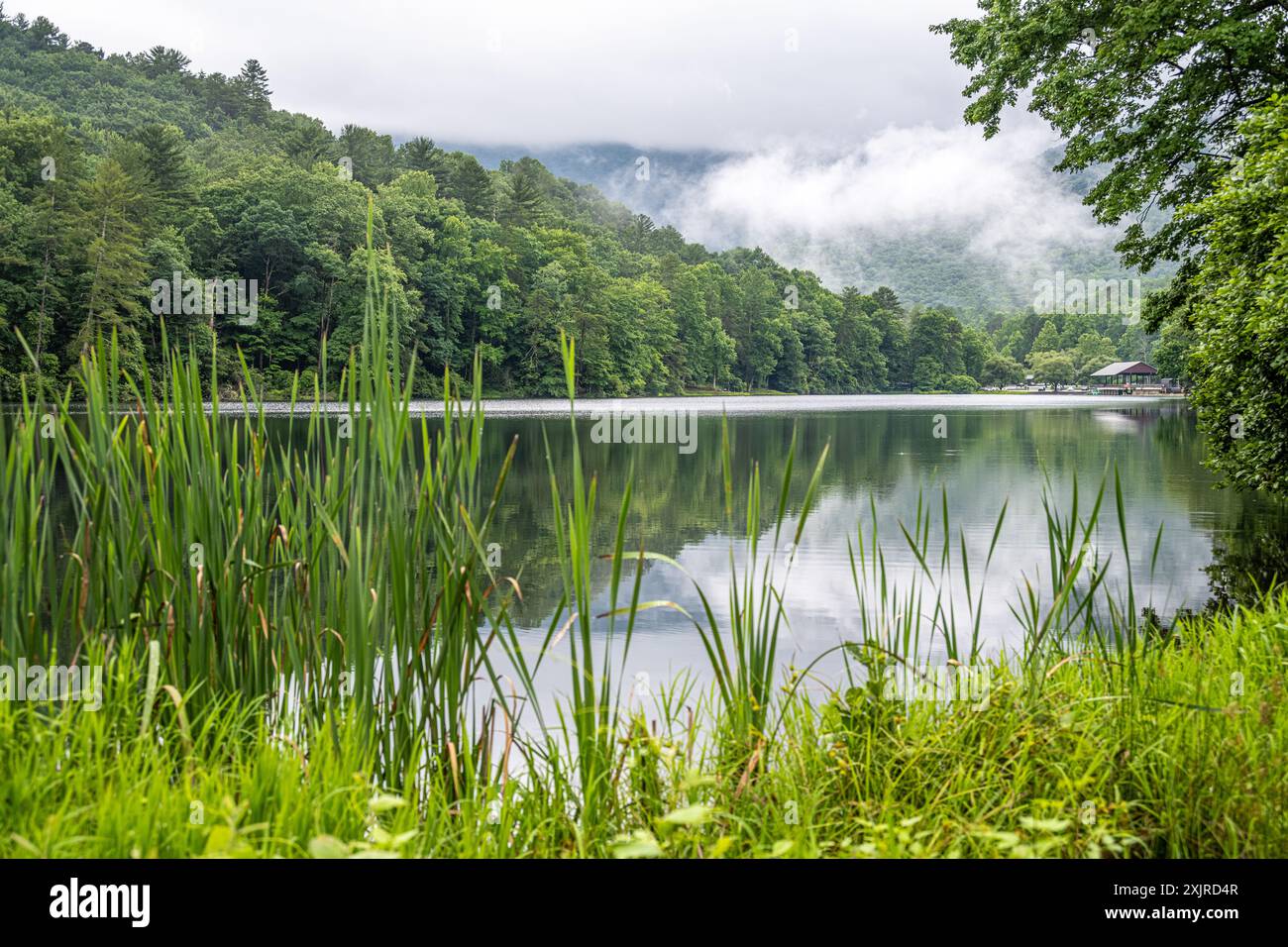 Mist-covered mountains and beautiful Lake Trahlyta at Vogel State Park ...