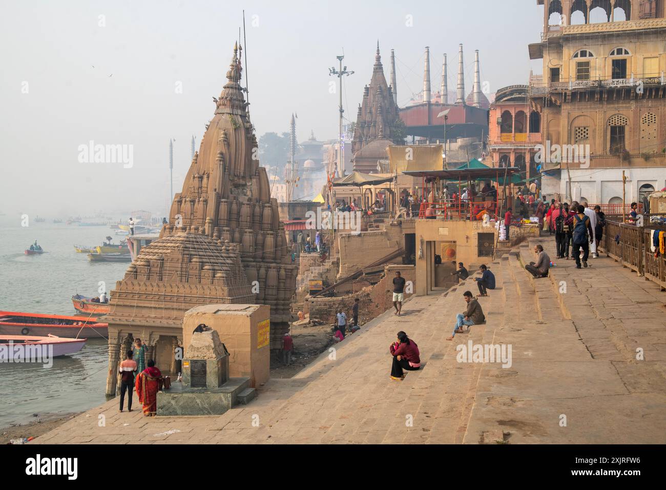 Ratneshwar Mahadev Temple, Ganga Ghat, Varanasi Stock Photo - Alamy