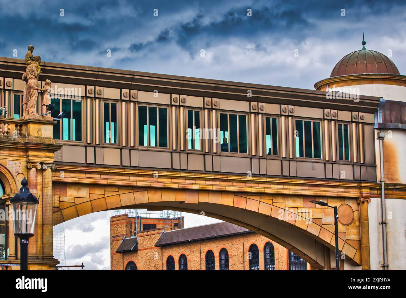 Connecting two buildings hi-res stock photography and images - Alamy