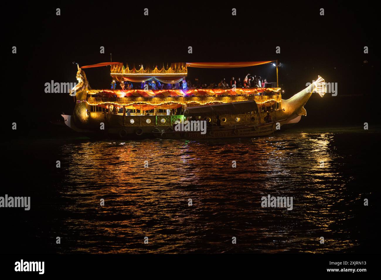 Diwali festival lights in varanasi hi-res stock photography and images ...