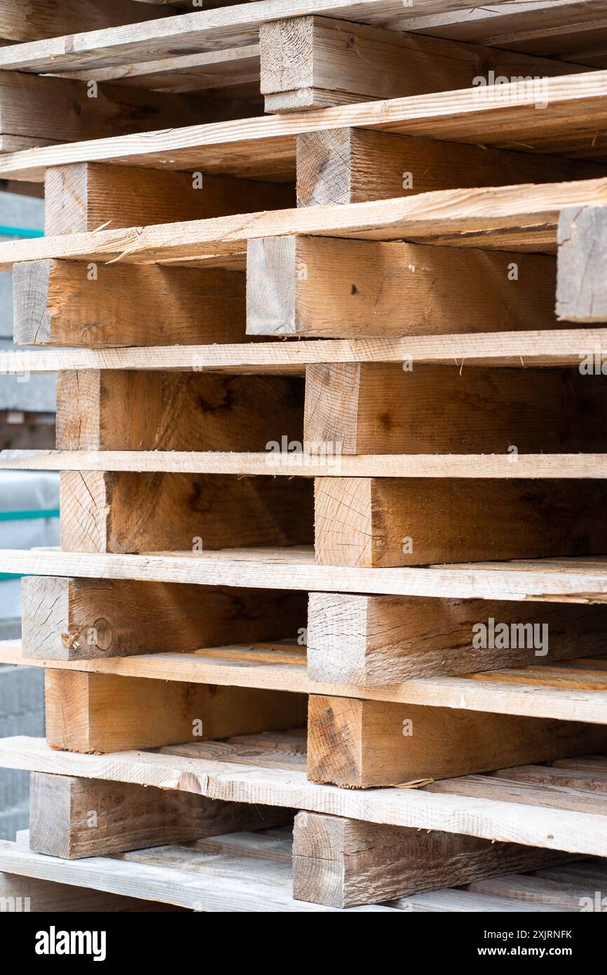 Lots of wooden pallets hi-res stock photography and images - Alamy