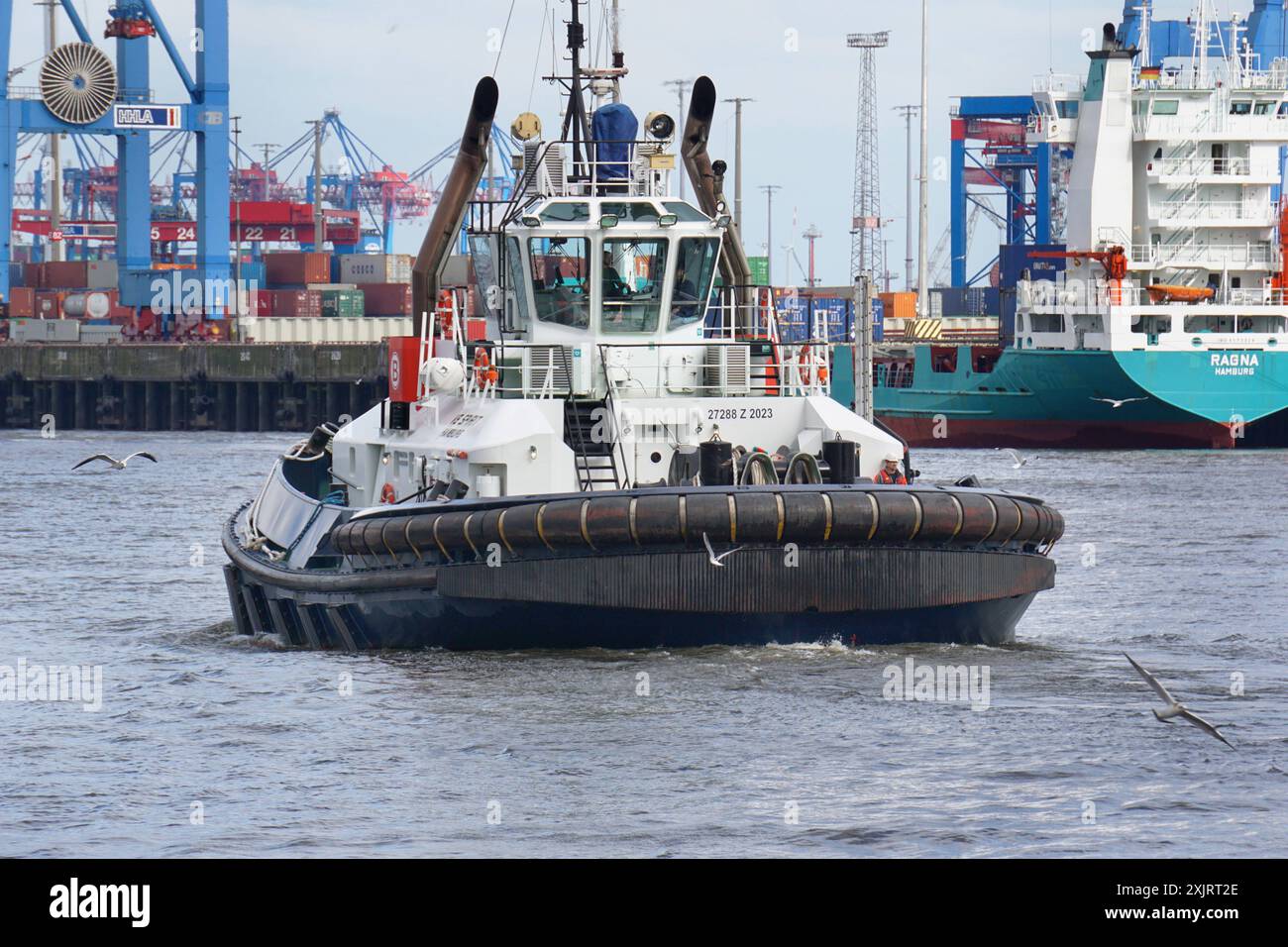 Hafenschlepper im Hafen Hamburg Deutschland an der Elbe bei der Arbeit ...