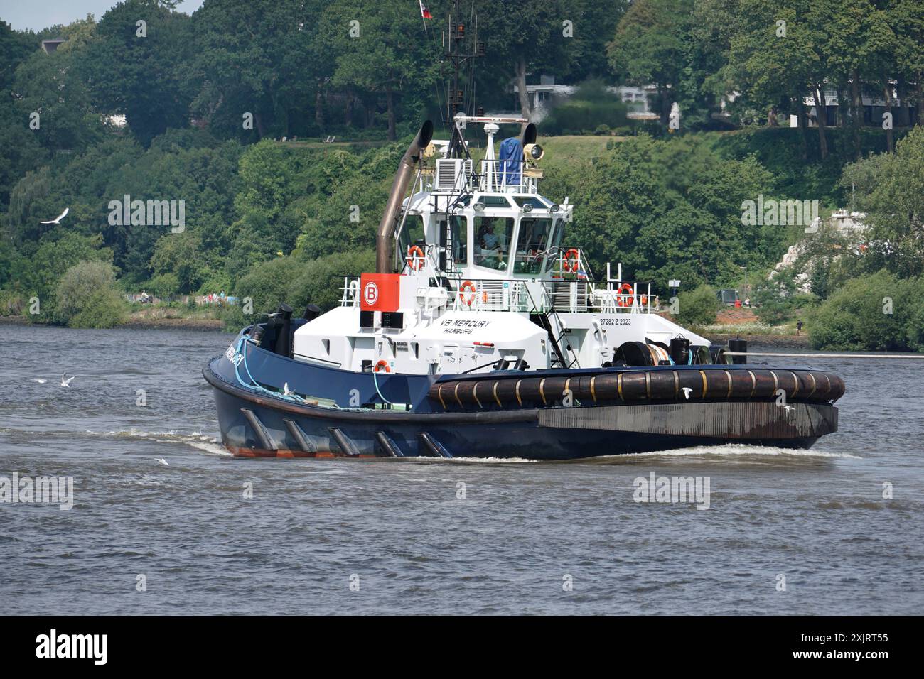 Hafenschlepper im Hafen Hamburg Deutschland an der Elbe bei der Arbeit ...