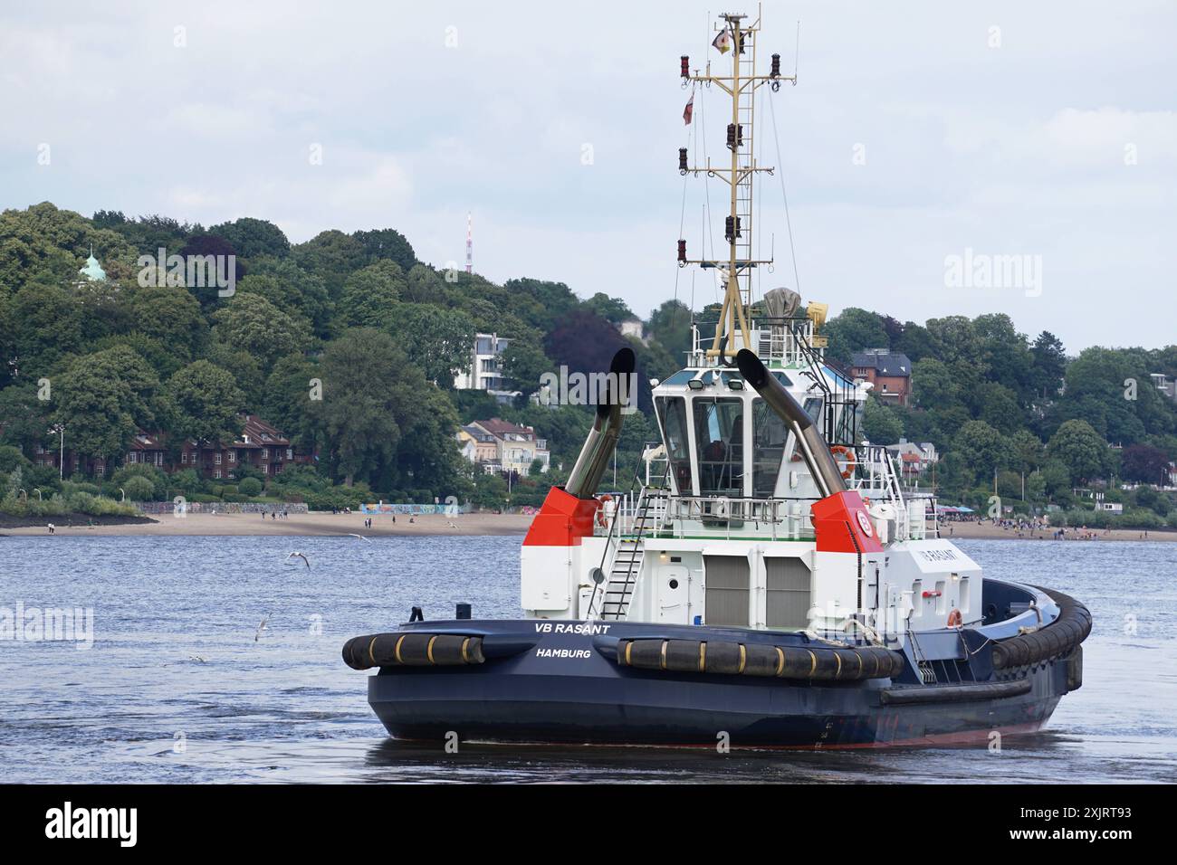Hafenschlepper im Hafen Hamburg Deutschland an der Elbe bei der Arbeit ...