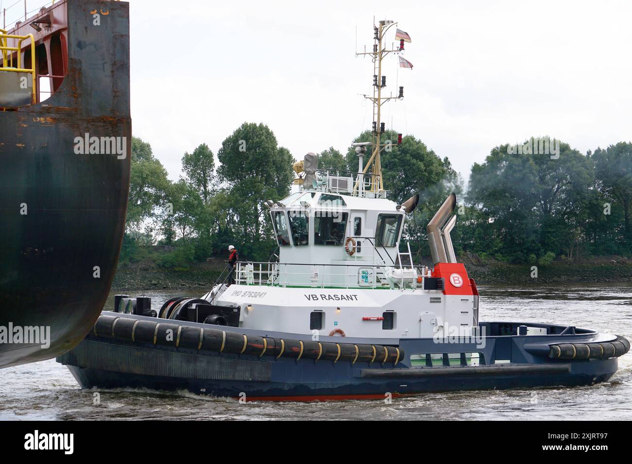 Hafenschlepper im Hafen Hamburg Deutschland an der Elbe bei der Arbeit ...
