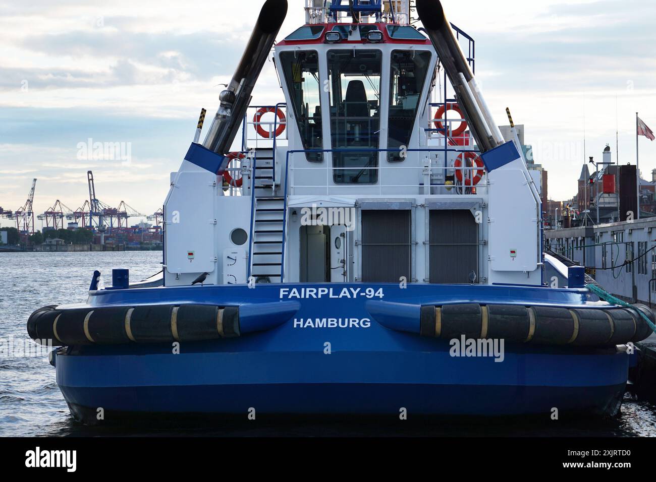 Hafenschlepper im Hafen Hamburg Deutschland an der Elbe bei der Arbeit ...