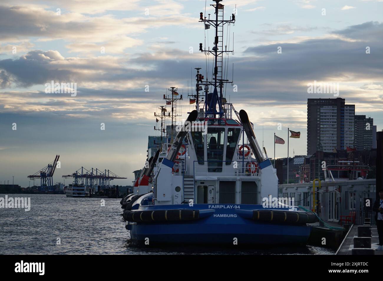 Hafenschlepper im Hafen Hamburg Deutschland an der Elbe bei der Arbeit ...